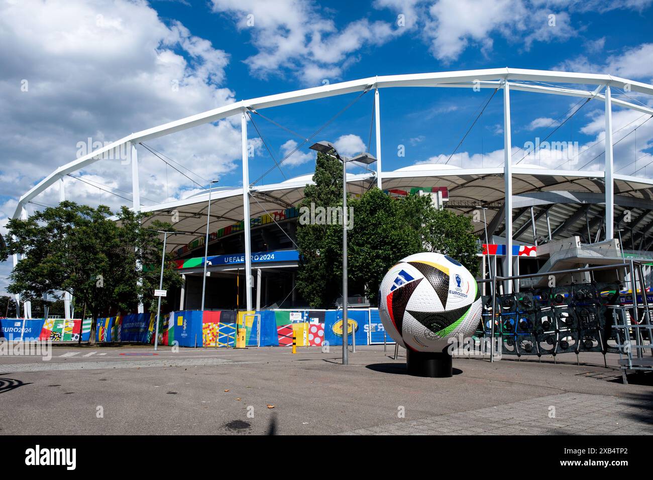 Symbolbild / Themenfoto Adidas Spielball Fußballliebe vor dem Stadion ...
