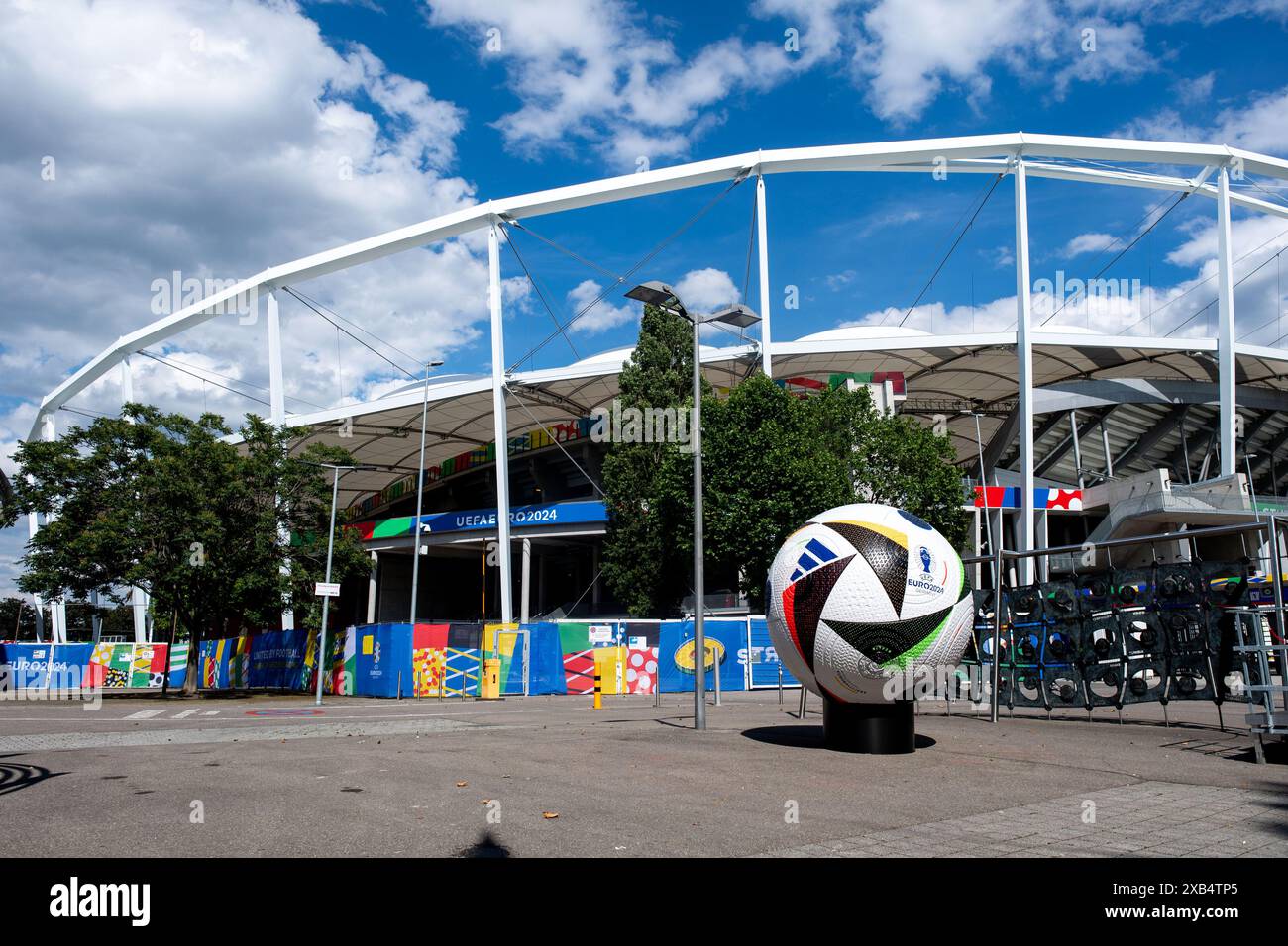 Symbolbild / Themenfoto Adidas Spielball Fußballliebe vor dem Stadion ...