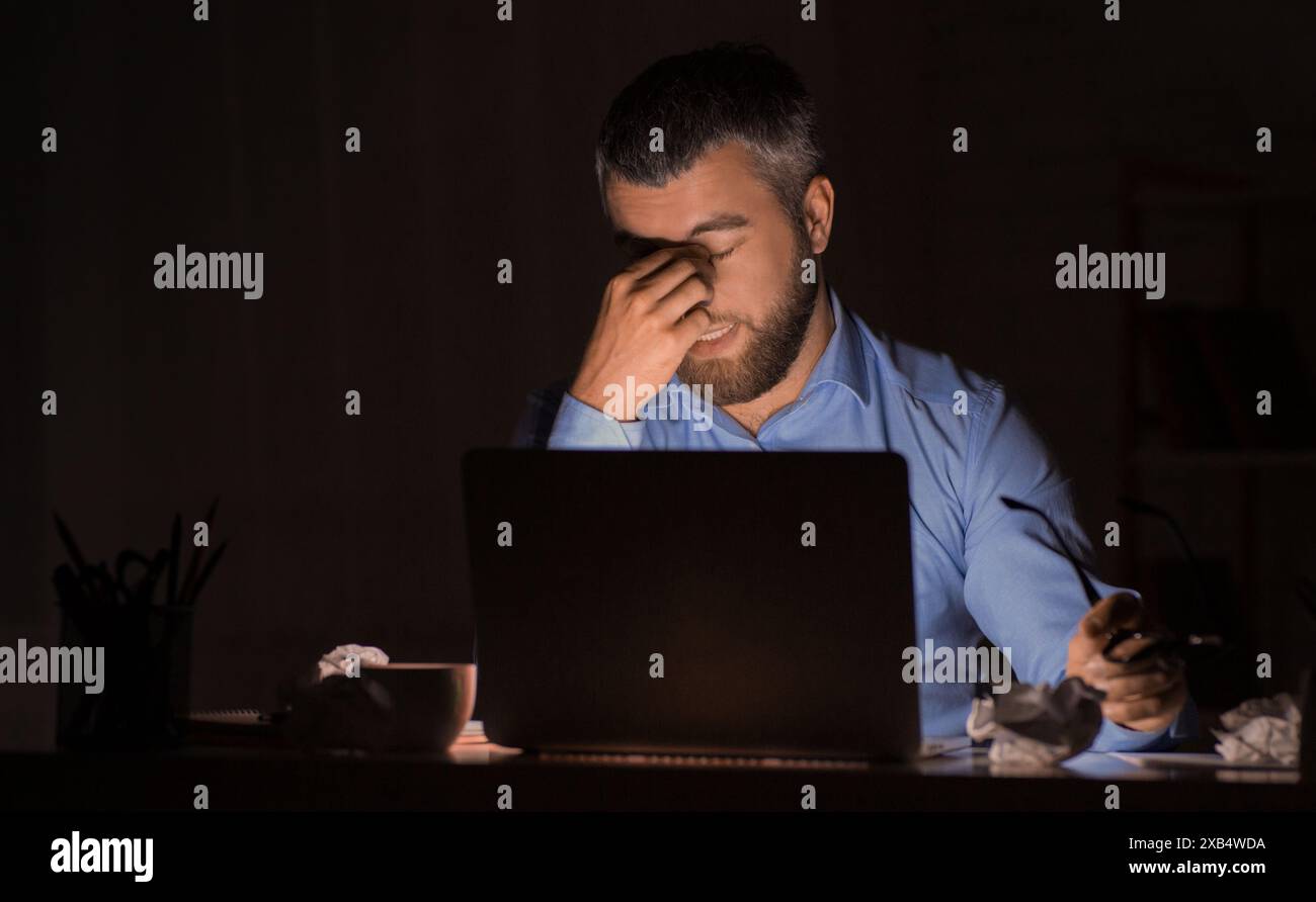 Working at night papers home hi-res stock photography and images - Alamy