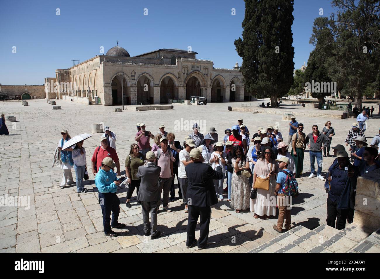 Evangelical Christian pilgrims led on the Temple Mount by a Jewish ...
