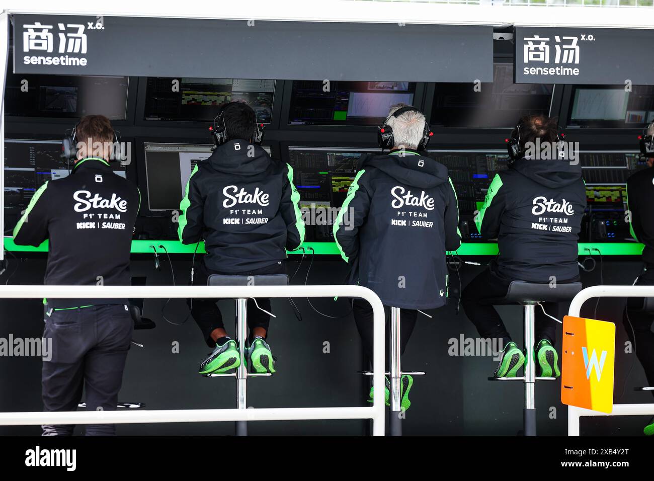 Stake F1 Team Kick Sauber, ambiance pitwall during the Formula 1 AWS ...