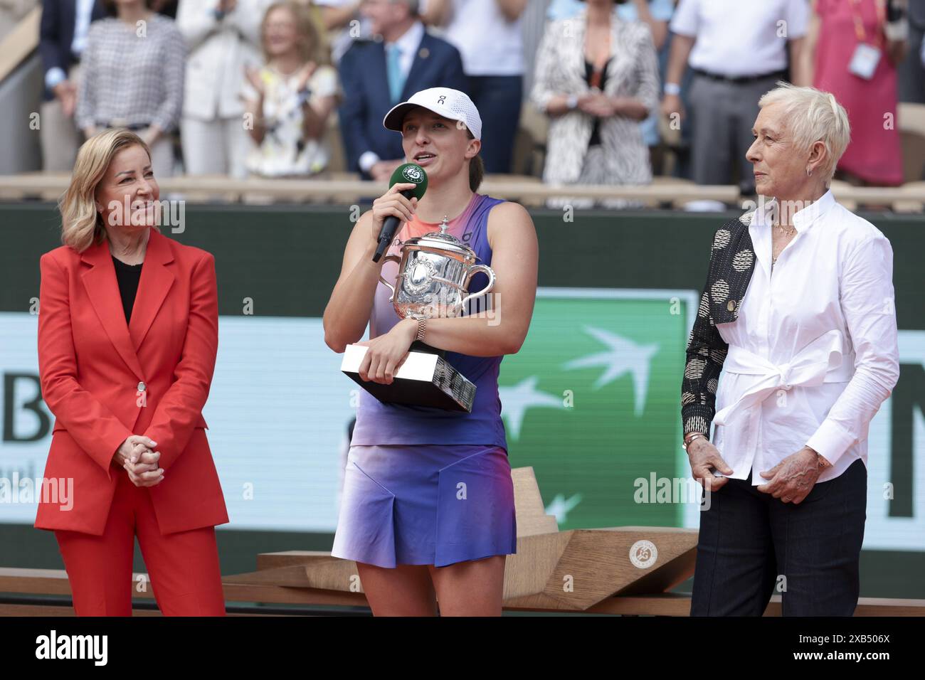 Winner Iga Swiatek of Poland between Chris Evert and Martina ...