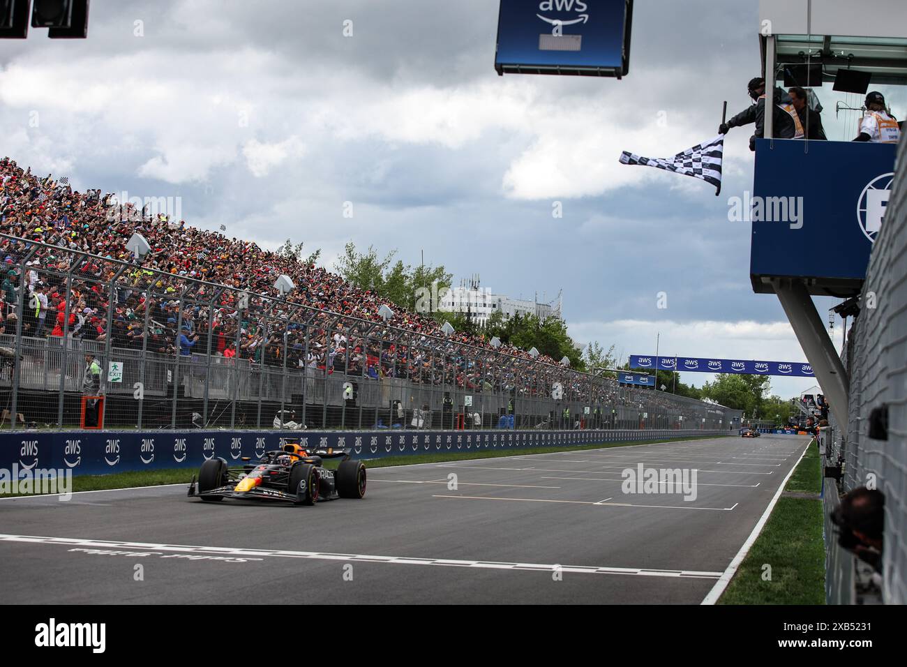 01 VERSTAPPEN Max (nld), Red Bull Racing RB20, action checkered flag ...