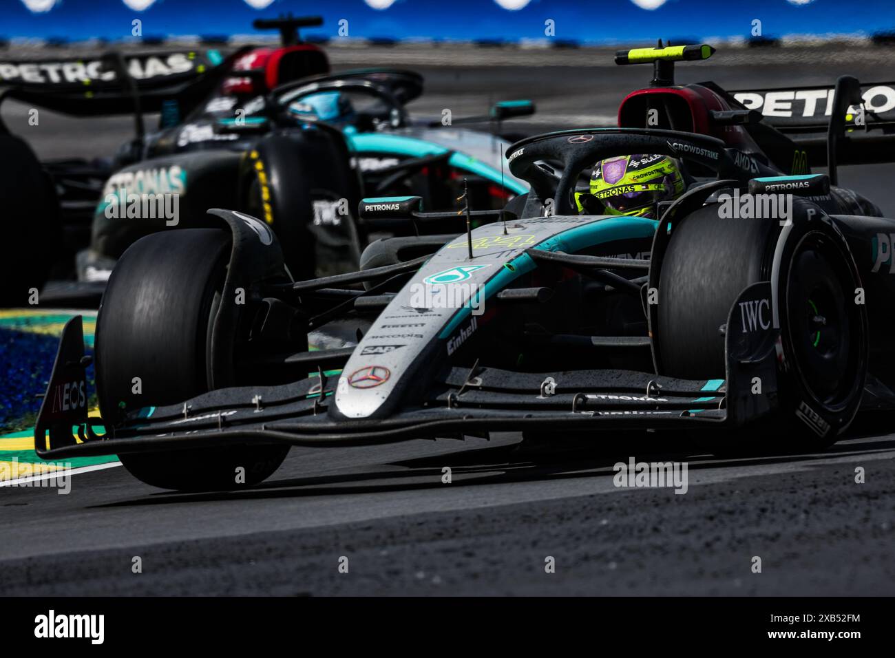 44 HAMILTON Lewis (gbr), Mercedes AMG F1 Team W15, 63 RUSSELL George ...