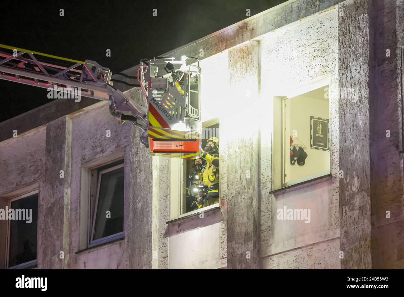 Dramatischer Gebäudebrand in Solingen - Feuerwehr rettete eine Vielzahl ...