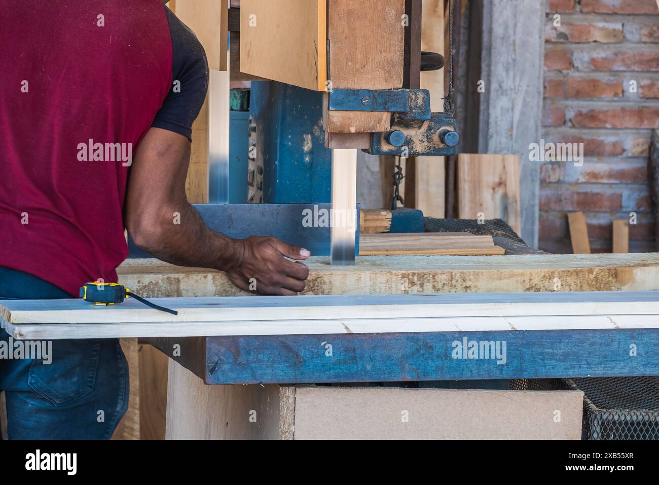 Young carpenter using circular hi-res stock photography and images - Alamy