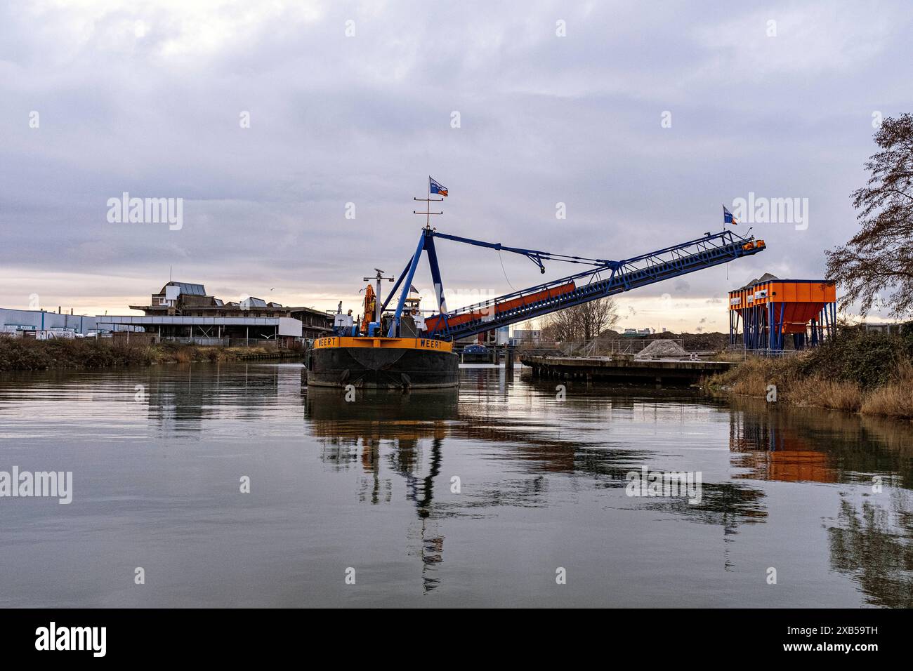 Barge Unloading Bulk Loading & Unloading River Sand from an Inland ...