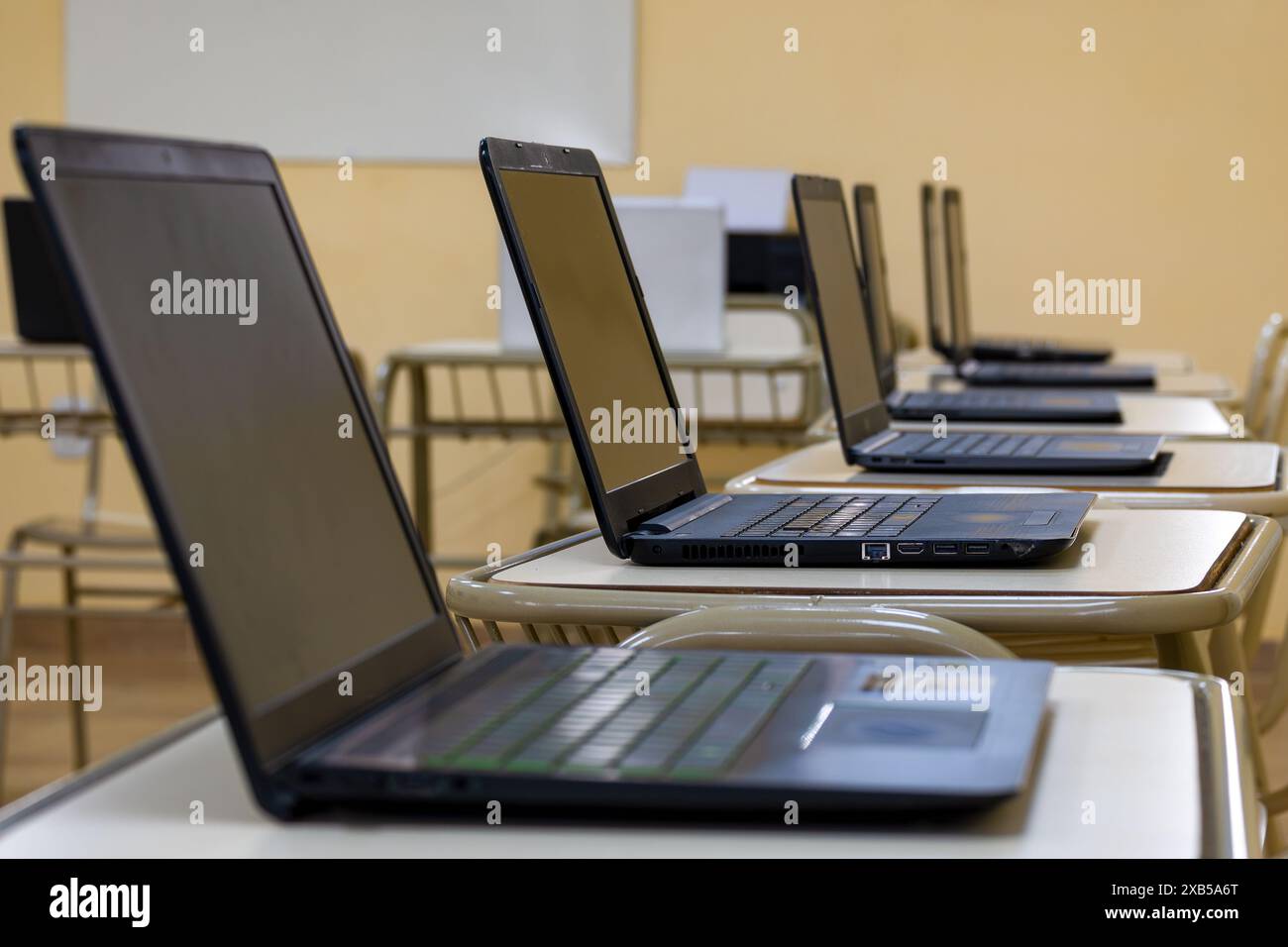 Empty computer class room hi-res stock photography and images - Alamy