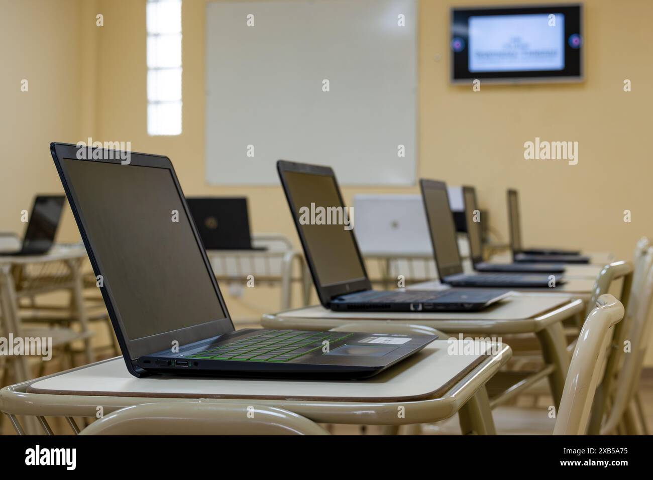 Empty computer class room hi-res stock photography and images - Alamy