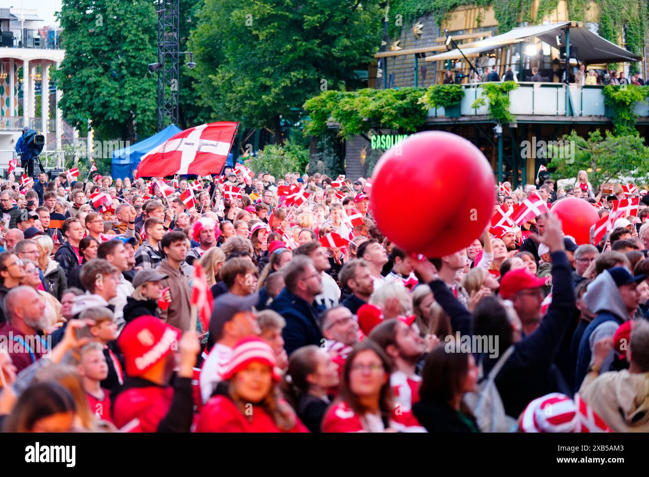 Copenhagen, Denmark. 10th June, 2024. Danish fans bids farewell to the ...