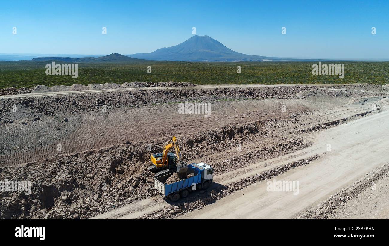 Tractor stone gravel loading machine hi-res stock photography and ...