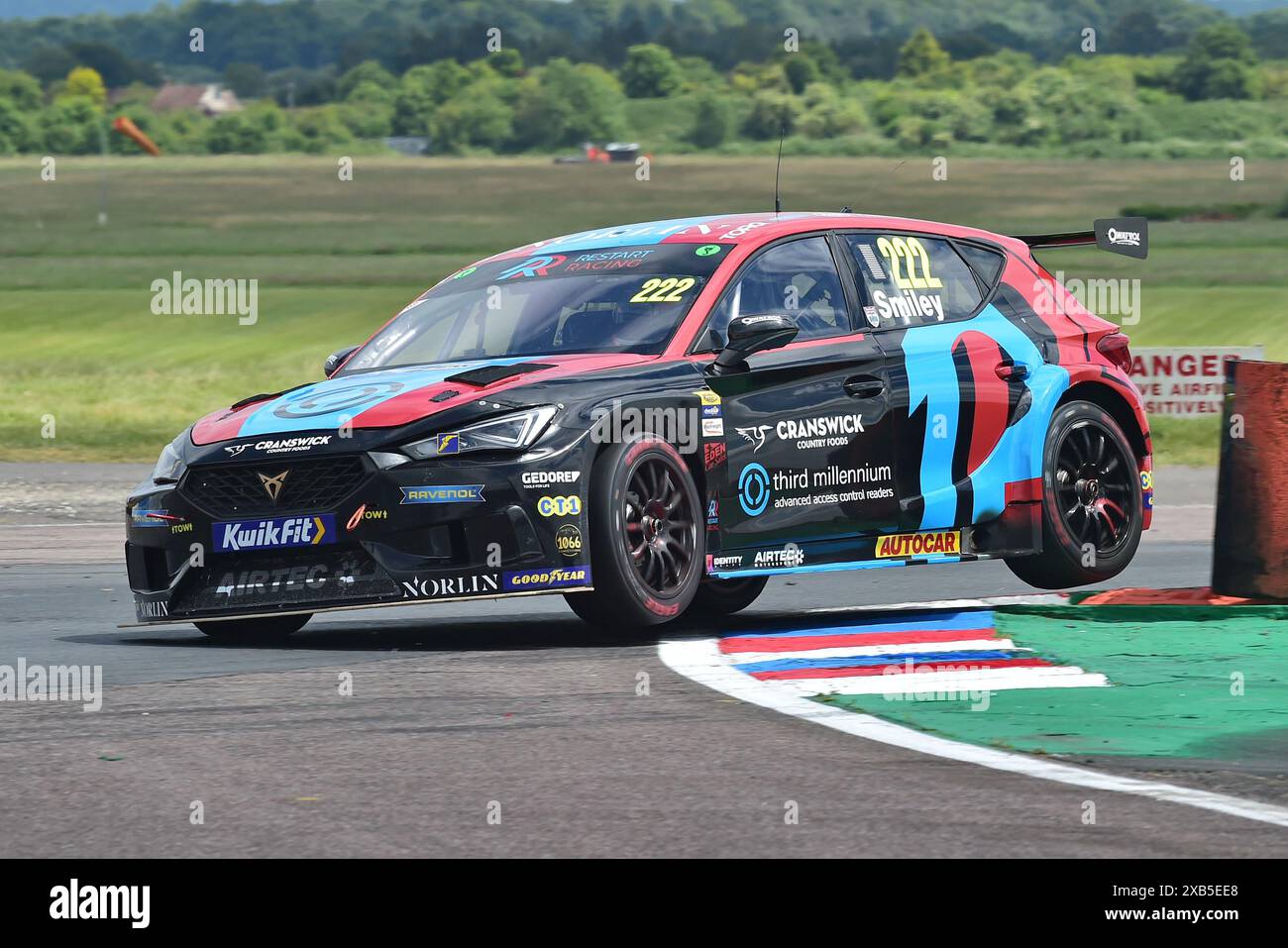 Chris Smiley, Cupra Leon, Restart Racing, on three wheels at the ...