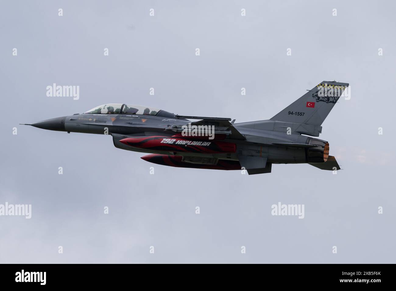 Spotters day 2 general dynamics f 16 fighting falcon hi-res stock ...