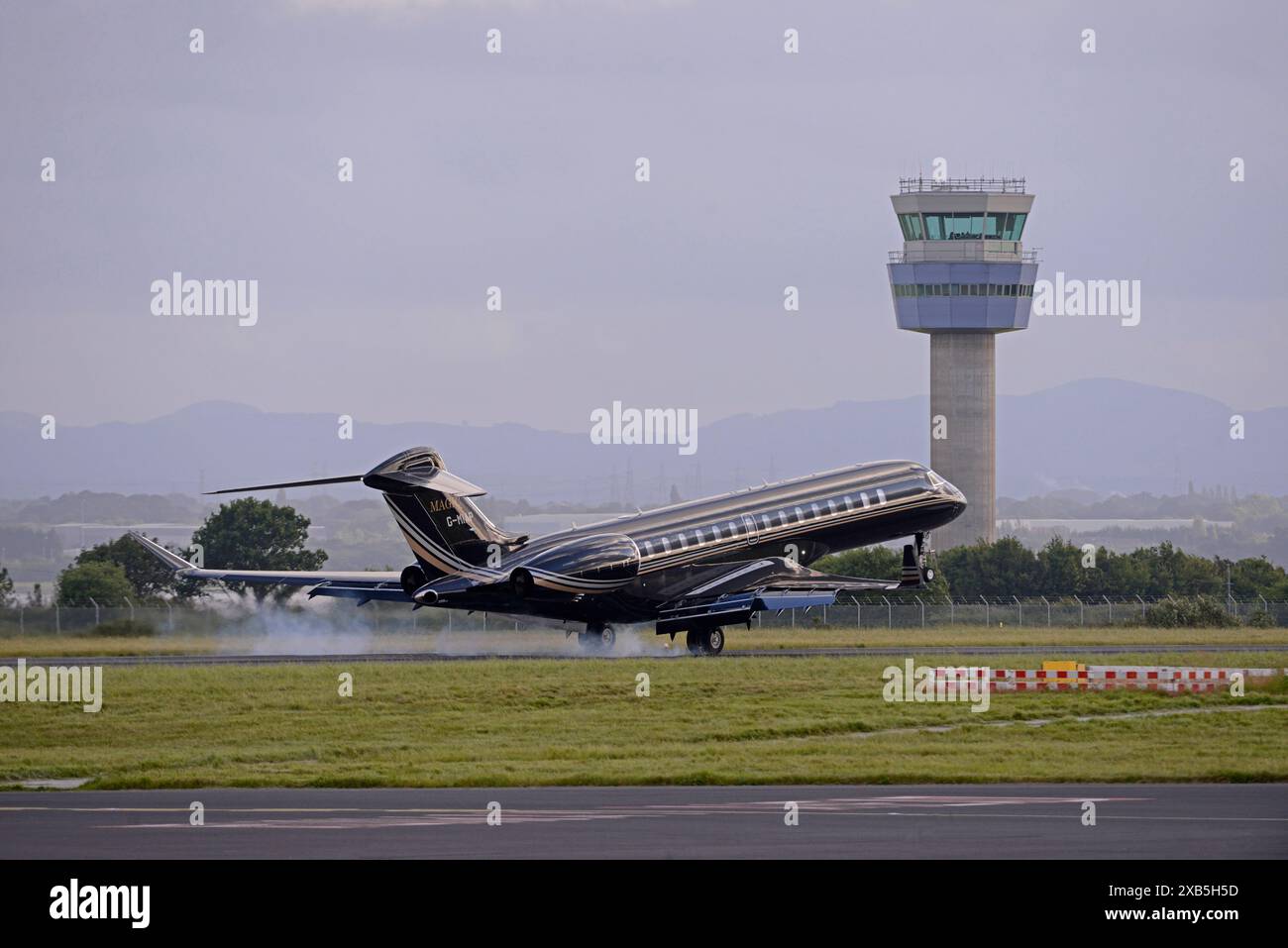 CATREUS' BOMBARDIER GLOBAL 7500, G-MIAP, touching down at LIVERPOOL ...