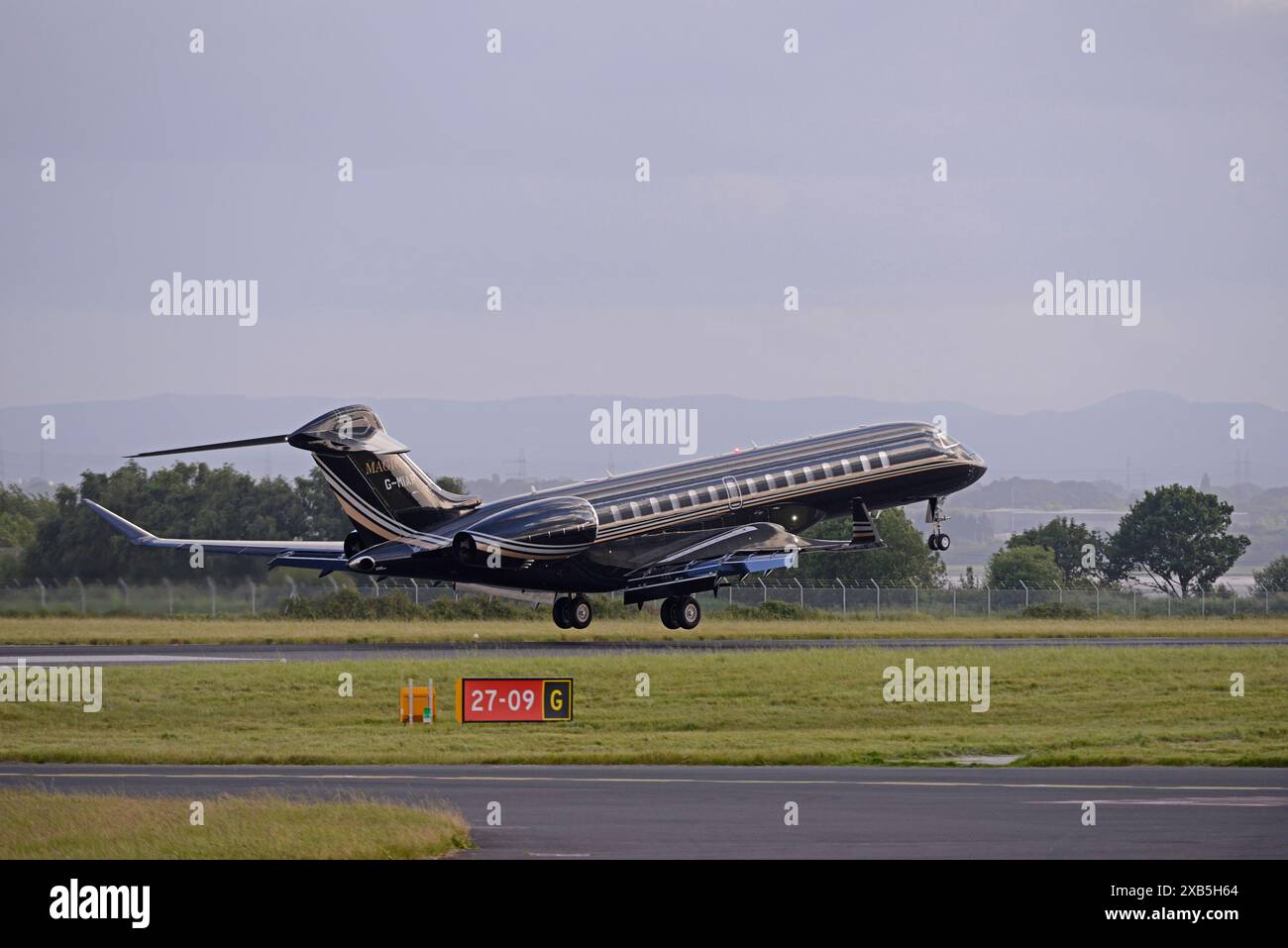 CATREUS' BOMBARDIER GLOBAL 7500, G-MIAP, about to touch down at ...