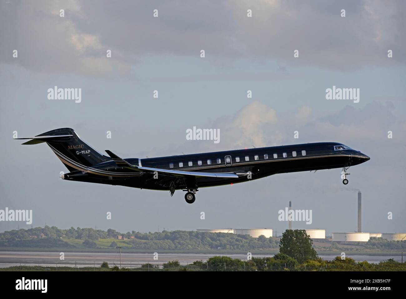 CATREUS' BOMBARDIER GLOBAL 7500, G-MIAP, on final approach to LIVERPOOL ...
