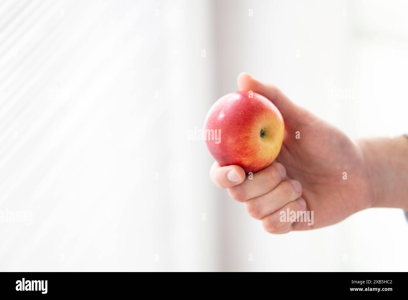 Hand holding fruit juice hi-res stock photography and images - Alamy