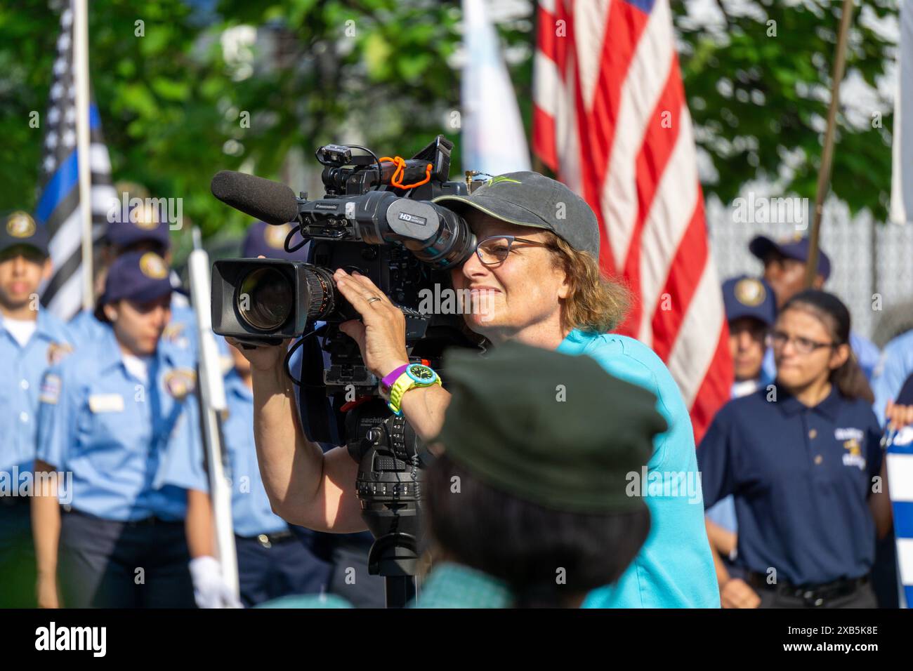 Black woman with news tv camera hi-res stock photography and images - Alamy