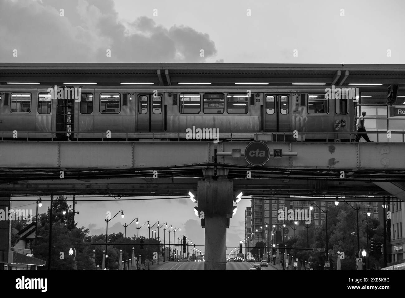 Chicago, IL - 4-30-2015: CTA Train at a Station Stock Photo - Alamy