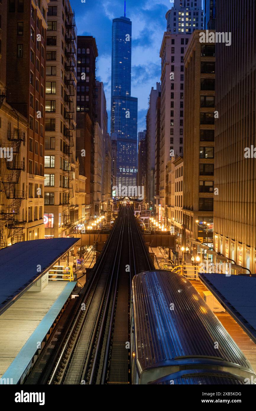 Chicago, IL - 4-30-2015: CTA Train at a Station Stock Photo - Alamy