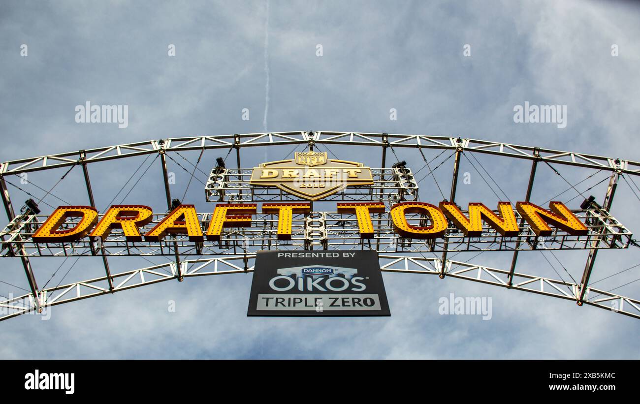 2015 draft crowd hi-res stock photography and images - Alamy