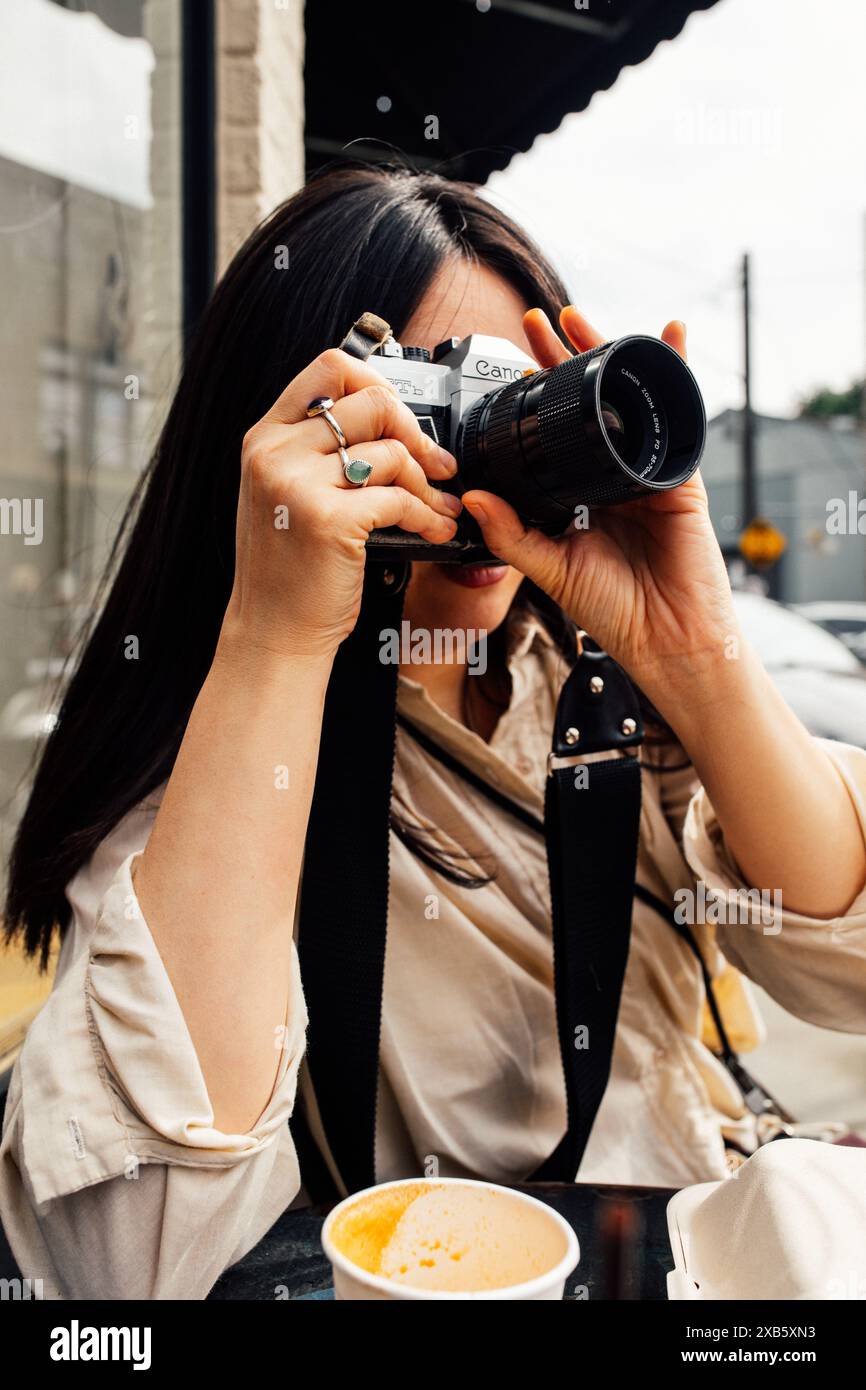 woman at outdoor cafe with analog Canon SLR camera Stock Photo - Alamy