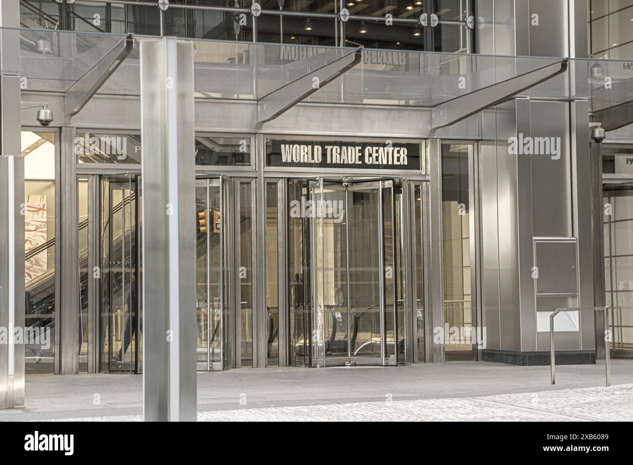 Revolving doors entrance to modern office building hi-res stock ...