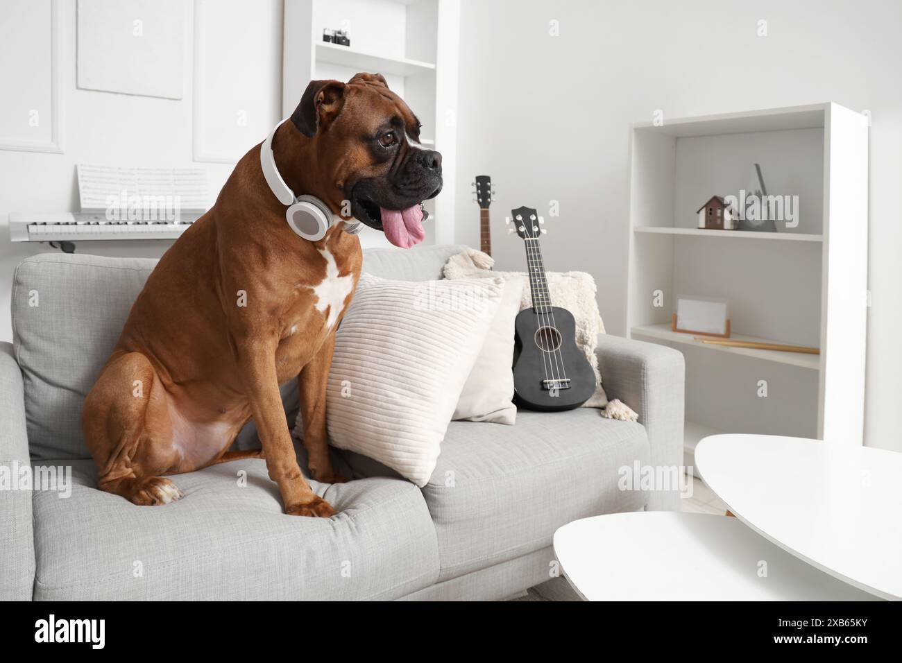 Ukulele modern headphones music hi-res stock photography and images - Alamy