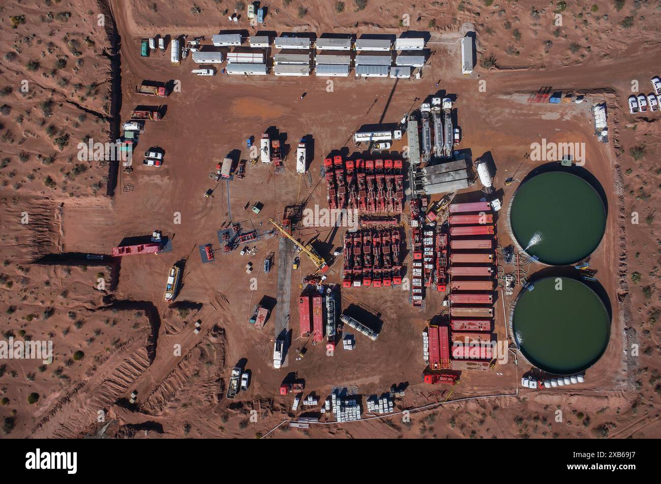 overhead view of hydraulic fracture set in reservoir Stock Photo - Alamy