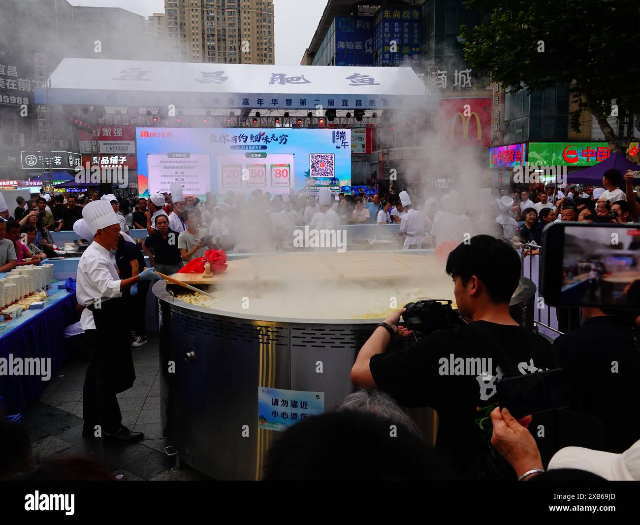 YICHANG, CHINA - JUNE 8, 2024 - Thirteen chefs cook a 3-meter-diameter ...