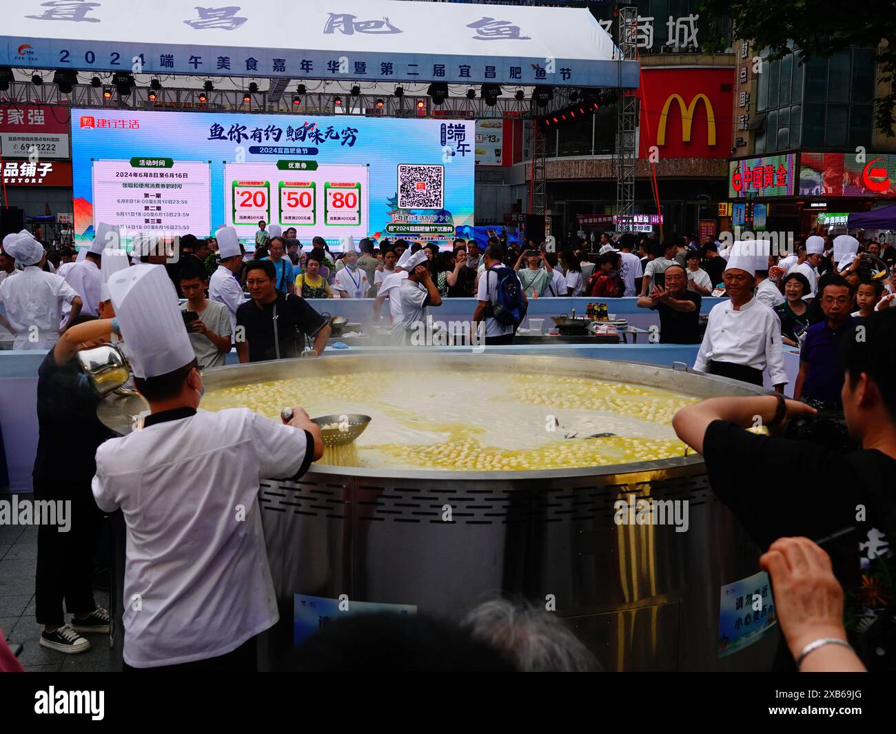 YICHANG, CHINA - JUNE 8, 2024 - Thirteen chefs cook a 3-meter-diameter ...