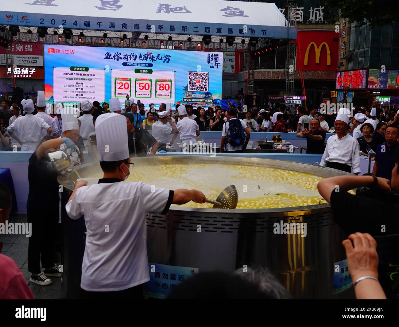YICHANG, CHINA - JUNE 8, 2024 - Thirteen chefs cook a 3-meter-diameter ...