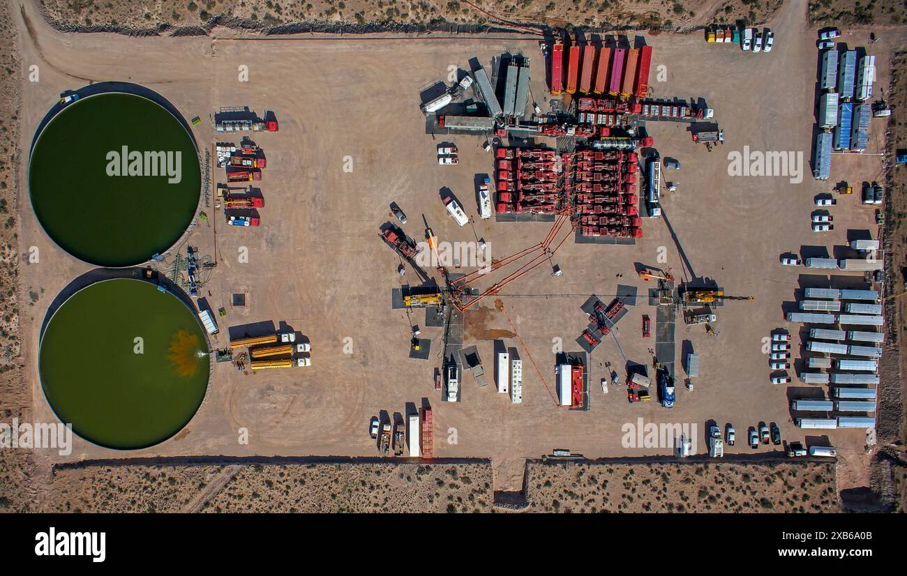 overhead view of hydraulic fracture set in reservoir Stock Photo - Alamy