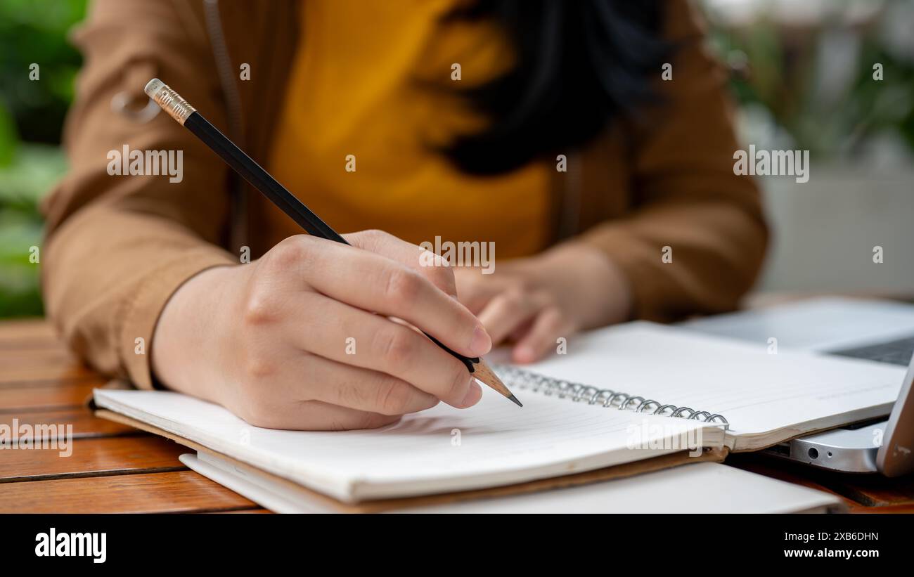Woman sketching outside hi-res stock photography and images - Alamy
