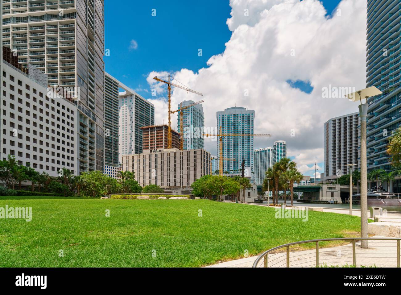 Promenada Miami River. Riverwalk Trail. Brickell Florida USA. Green ...