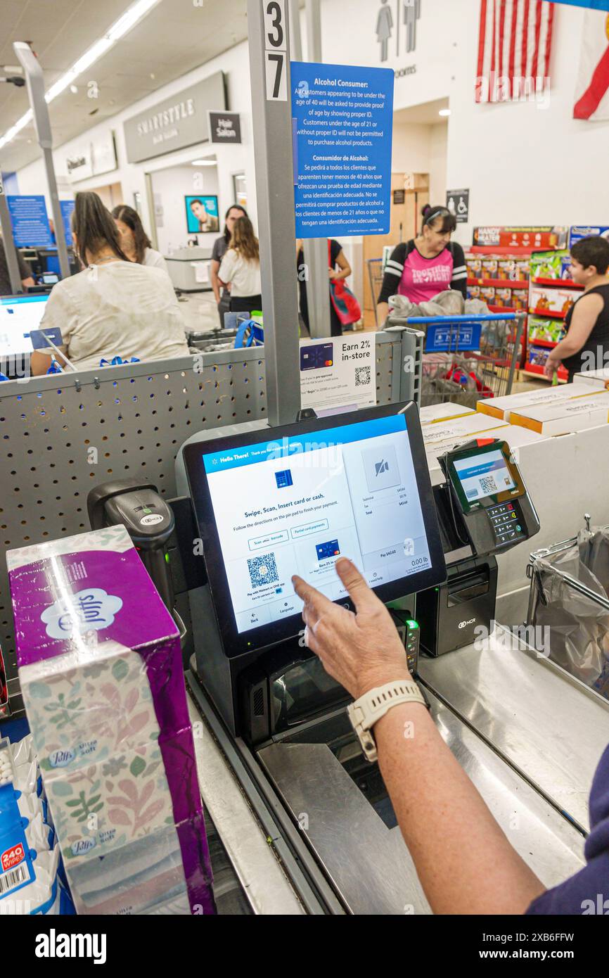 Self service scanning checkout hi-res stock photography and images - Alamy