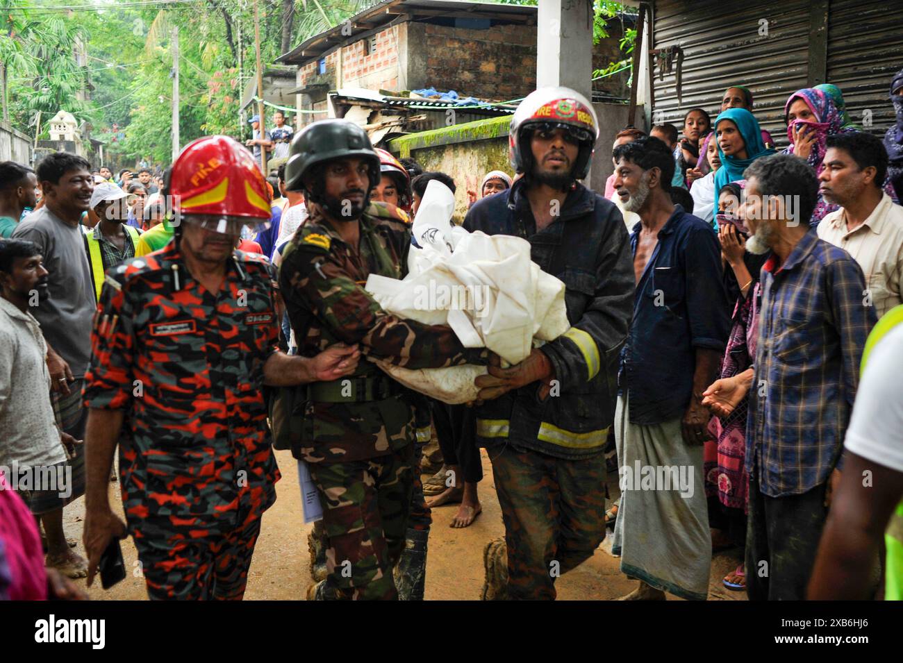 Non Exclusive: The army, fire service and police are carry out rescue ...
