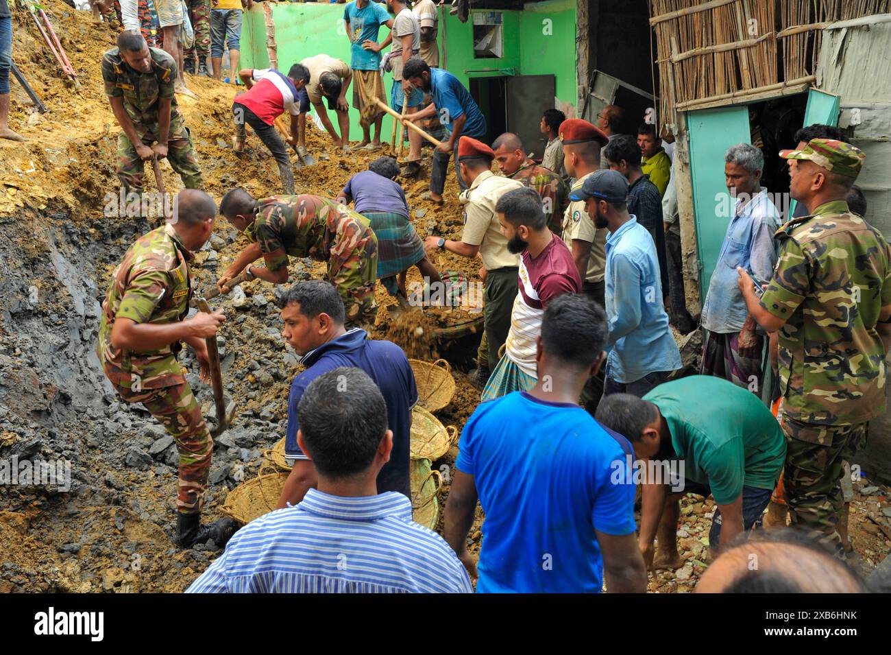 Non Exclusive: The army, fire service and police are carry out rescue ...