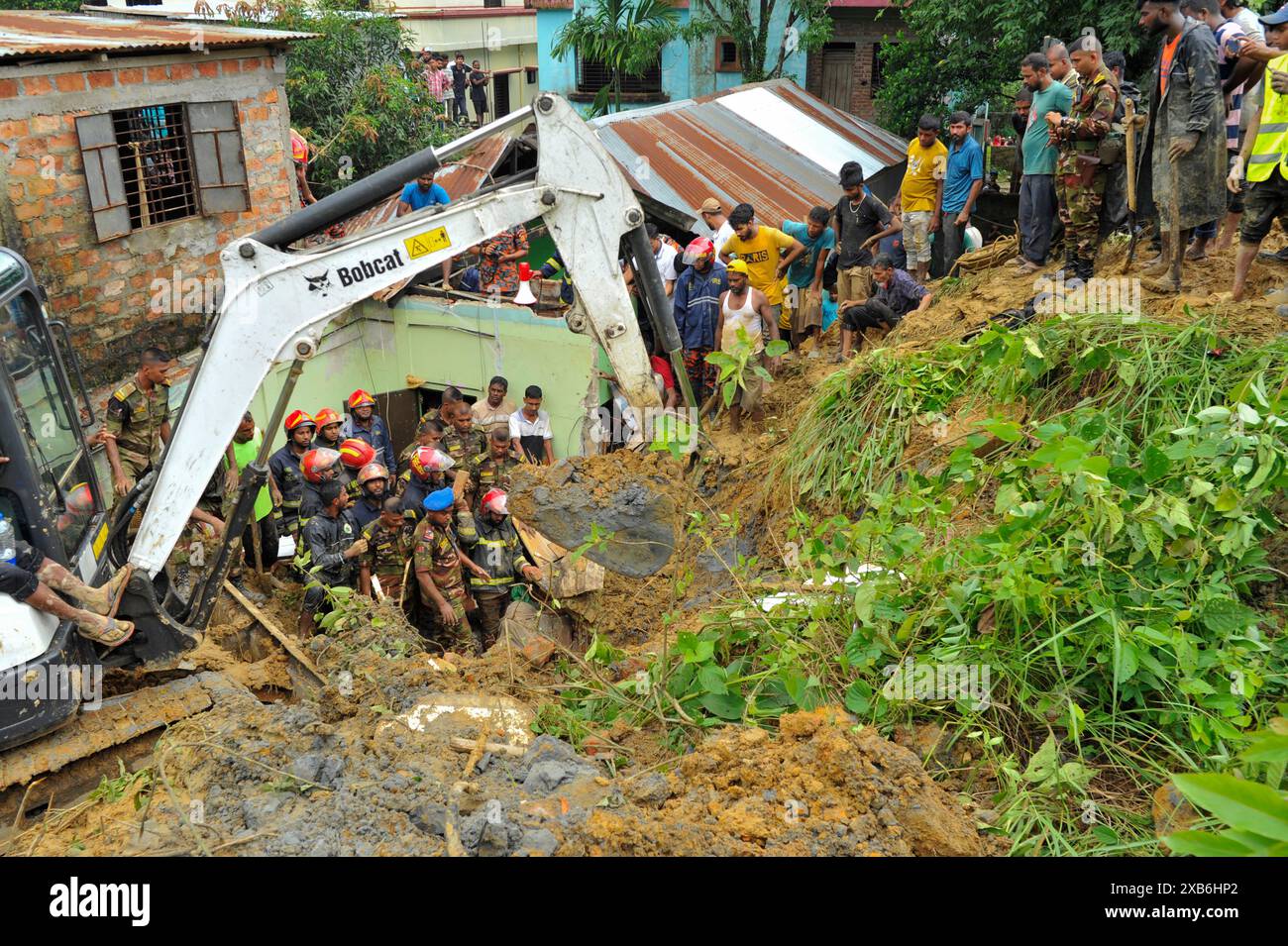 Non Exclusive: The army, fire service and police are carry out rescue ...