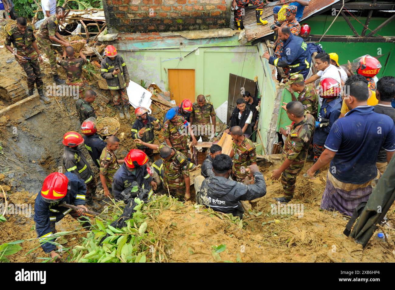 Non Exclusive: The army, fire service and police are carry out rescue ...