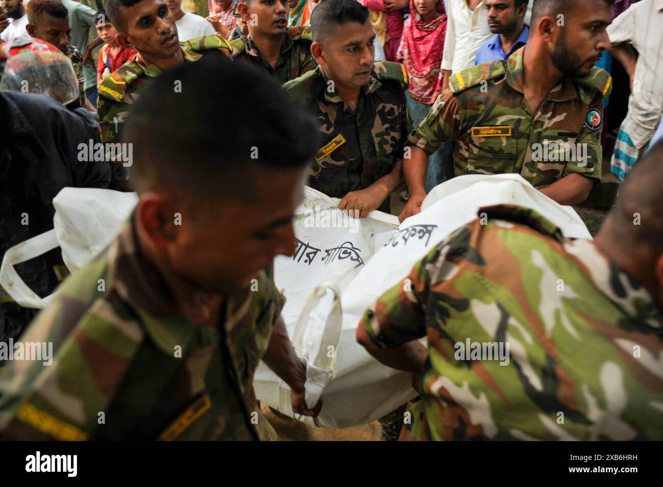 Non Exclusive: The army, fire service and police are carry out rescue ...