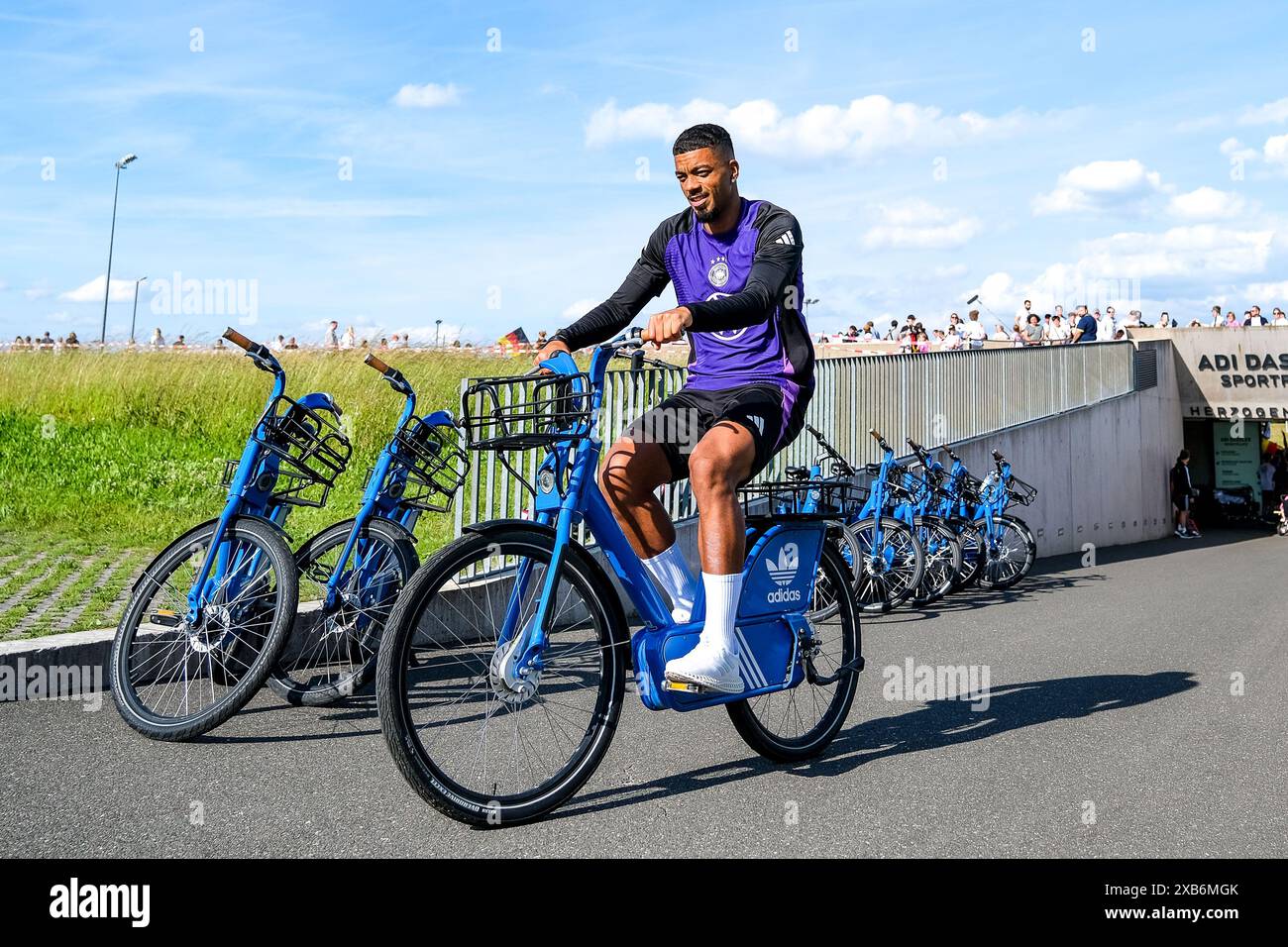 Benjamin Henrichs (Deutschland , #20) auf dem Fahrrad, GER, DFB ...