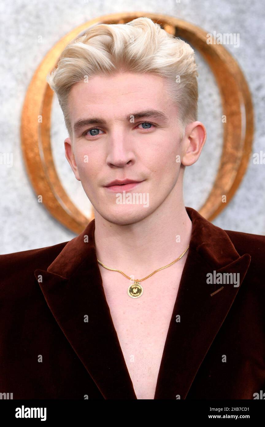 Ewan Mitchell bei der Premiere der 2. Staffel der Sky Now Serie House ...