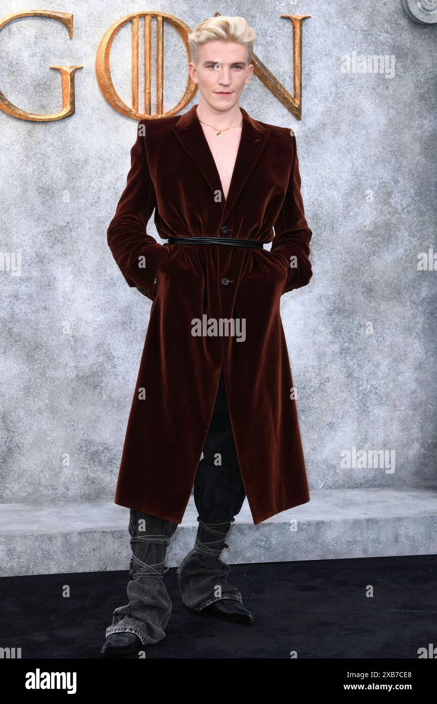 Ewan Mitchell bei der Premiere der 2. Staffel der Sky Now Serie House ...