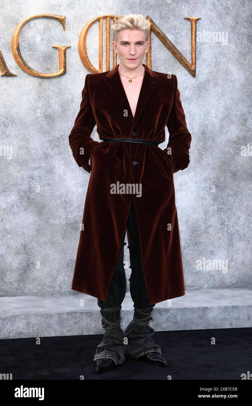Ewan Mitchell bei der Premiere der 2. Staffel der Sky Now Serie House ...