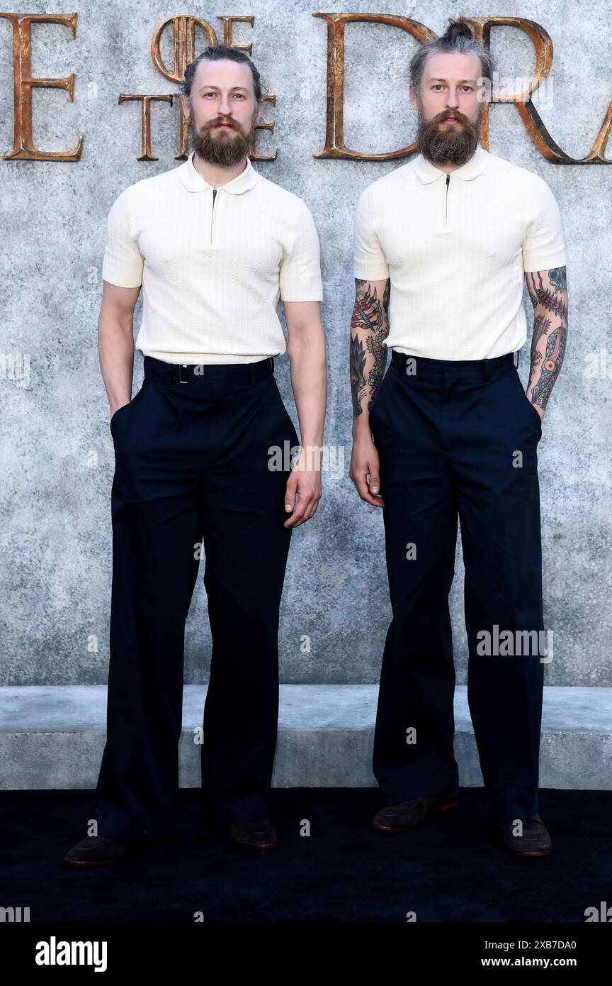 Luke Tittensor und Elliot Tittensor bei der Premiere der 2. Staffel der ...
