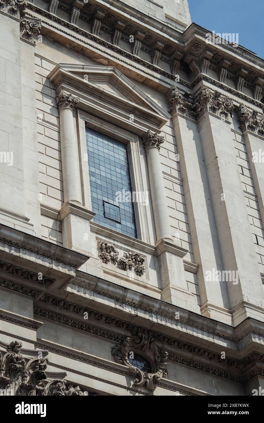 Ornate building vintage windows hi-res stock photography and images - Alamy