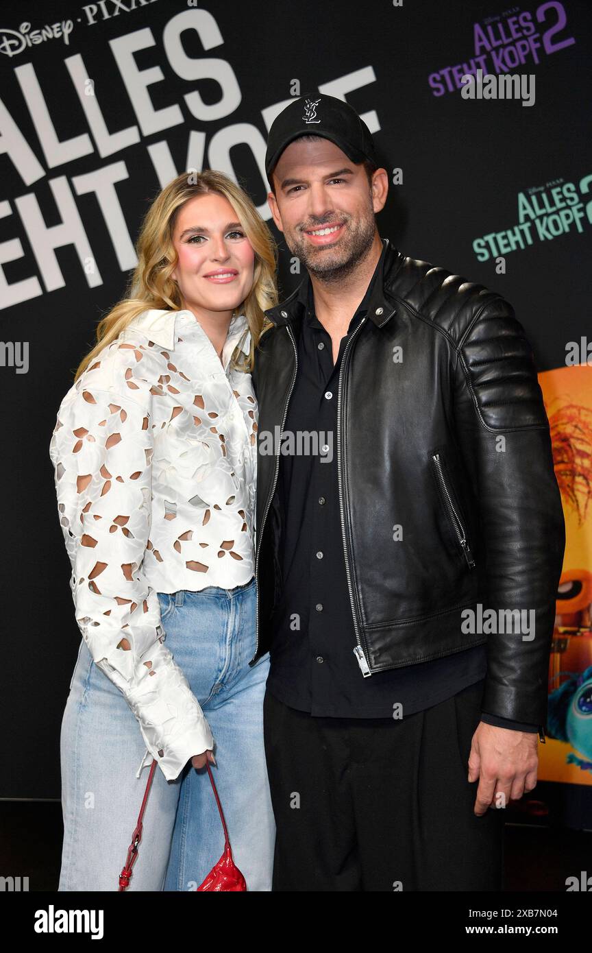 Jay Khan mit Freundin Jessie Noe Scheuermann bei der Premiere des ...