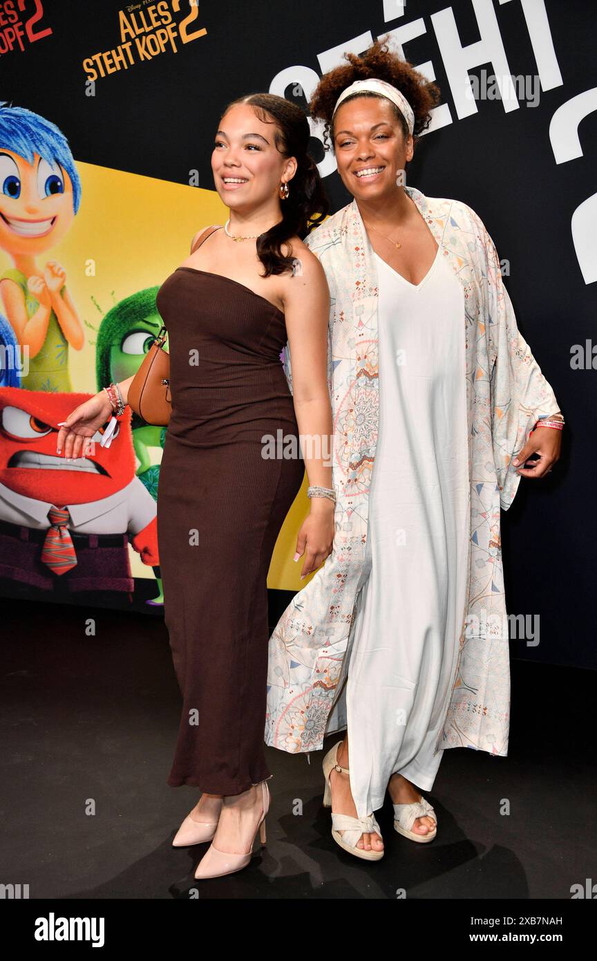 Rebecca Lina mit Tochter Laena bei der Premiere des Kinofilms Alles ...