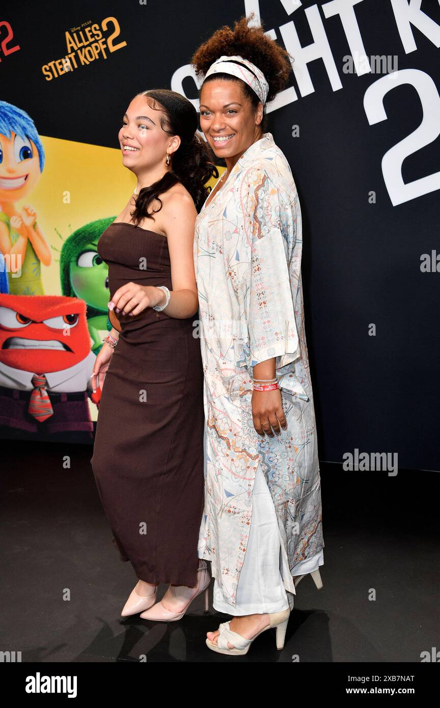 Rebecca Lina mit Tochter Laena bei der Premiere des Kinofilms Alles ...